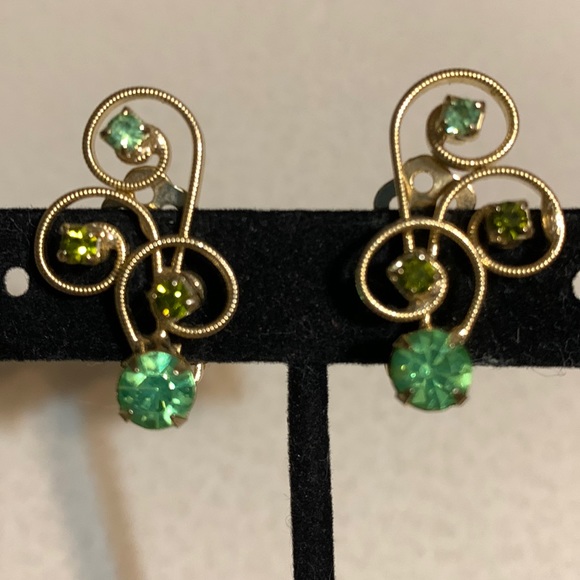 Jewelry | Vintage Gold Tone Metal Swirls With Green Rhinestone Center ...